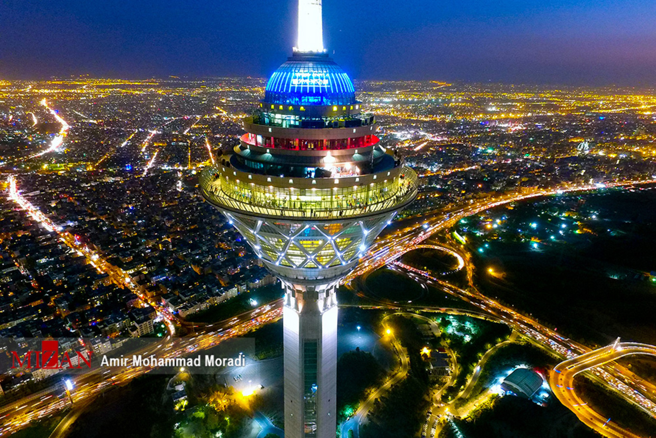 نمایی متفاوت از برج میلاد در شب عکس